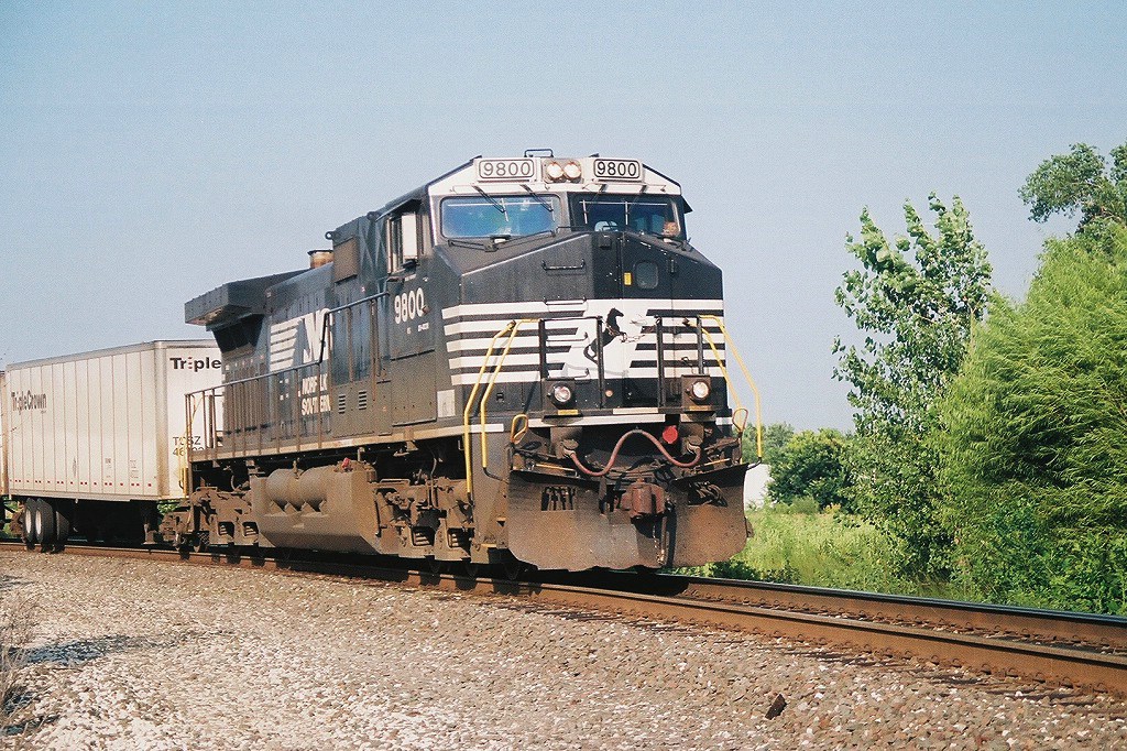 NS 9800 westbound